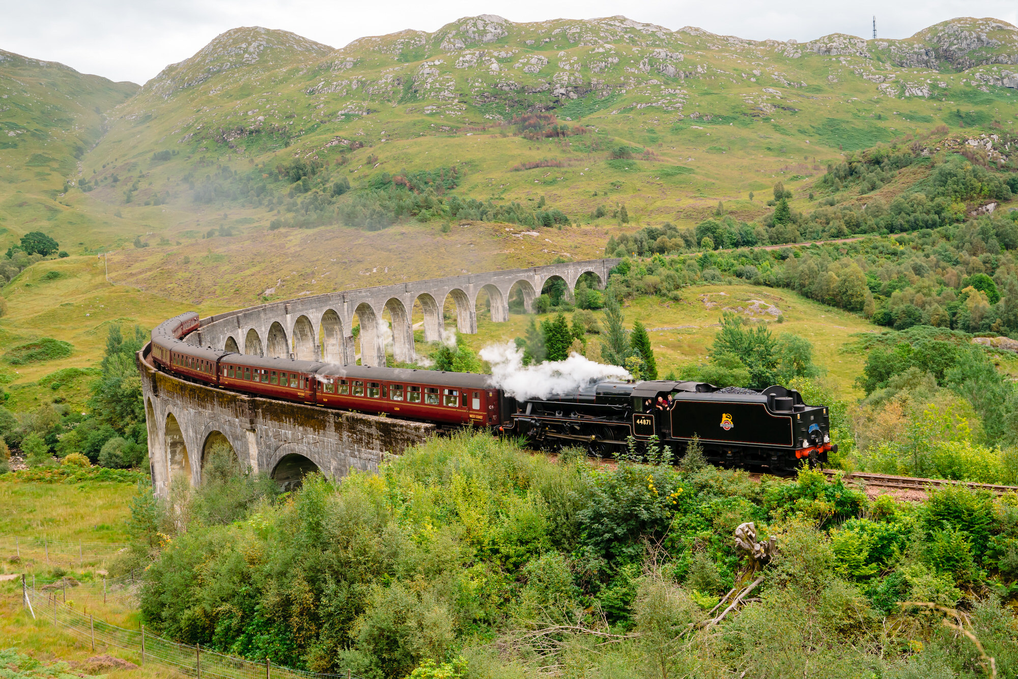 Glenfinnan Viaduct Viewpoint – Our Magical Encounter with the Hogwarts ...